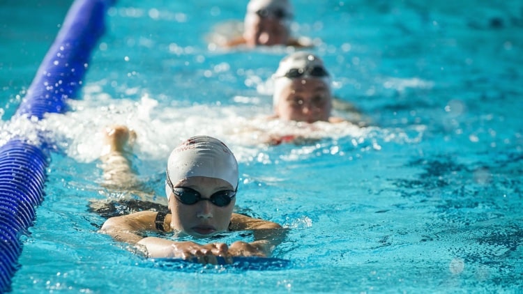Uso de aletas en un nadador principiante | aletasnatacion.com